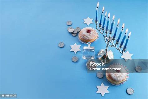 유대인 명절 하누카와 메노라 전통 촛대 도넛과 드라이델 팽이 돌리기 드레이델에 대한 스톡 사진 및 기타 이미지 드레이델 파란색 0명 Istock