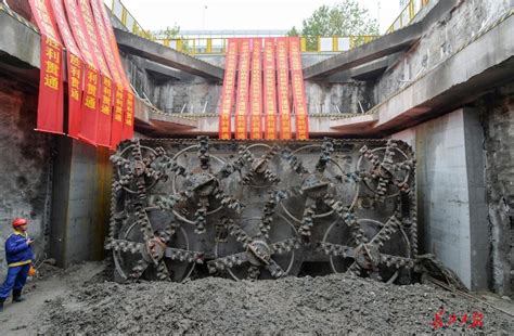图说武汉 武汉杨泗港长江大桥主跨首个整节钢梁架设成功 武汉 新闻中心 长江网 cjn cn