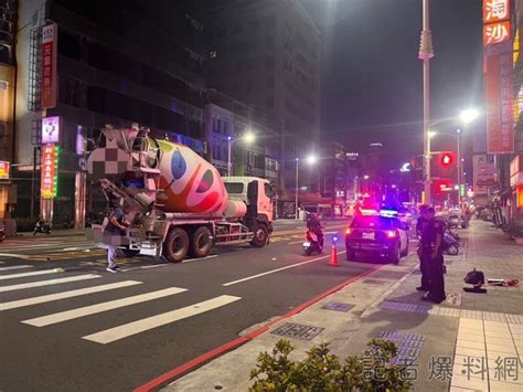 混凝土車右轉疑視線死角 直行微笑單車騎士遭輾捲車底命危