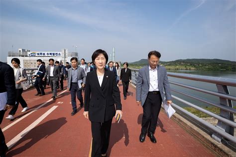 르포 한화진 환경부 장관 4대강 보 방문“가뭄에도 반도체 공업용수 안정적 공급” 전자신문