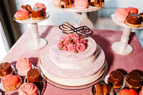 배경 파티 장식에 생일 케이크입니다 공간을 복사합니다 축 하 개념입니다 트렌디 한 케이크입니다 사탕 바 과자 사탕 디저트와 테이블 0명에 대한 스톡 사진 및 기타 이미지