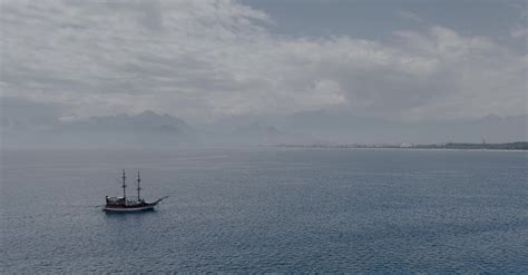 경치 고요한 관광 관광객 광대 한 대양 교통 구름 넓은 바다 드라마틱한 만 목가적인 바다 바다 경치 바다의 배 범선 보트 섬 손을 흔들다