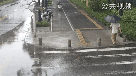 风险隐患多 意外频发 雨天撑伞骑车“驶”不得！ 新华网客户端