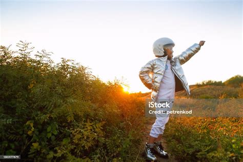 야외에서 실버 슈즈를 입고 흰색 전체 길이 유니폼과 헬멧을 착용한 우주 비행사 미래지향적 인 아이 소녀 상상에 대한 스톡 사진 및 기타 이미지 Istock