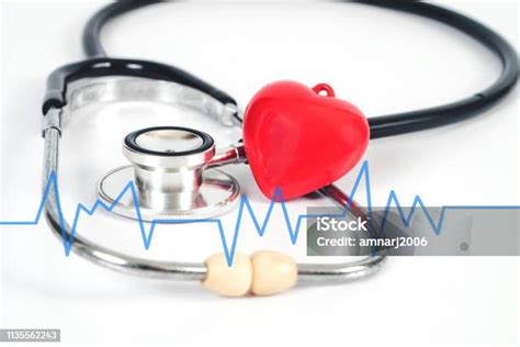 흰색 테이블에 붉은 심장이 있는 청진 기 복사 공간이 있는 의료용 액세서리 개념에 대한 스톡 사진 및 기타 이미지 개념 건강관리와 의술 검은색 Istock