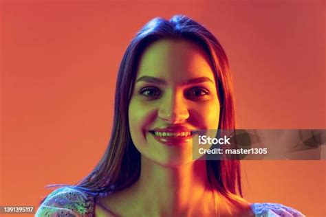 네온 필터의 복숭아 색상 배경에 고립 된 긴 반짝이는 머리카락을 가진 반 길이의 감정적 인 어린 소녀 감정 아름다움 패션 젊음의 개념 20 24세에 대한 스톡 사진 및 기타