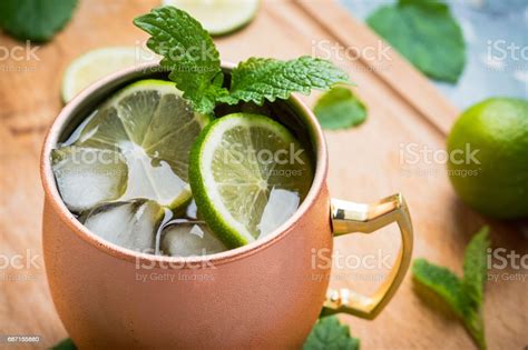 소박한 배경에 구리 머그잔에 차가운 모스크바 뮬 칵테일 0명에 대한 스톡 사진 및 기타 이미지 0명 Moscow Mule Cocktail 고명 Istock