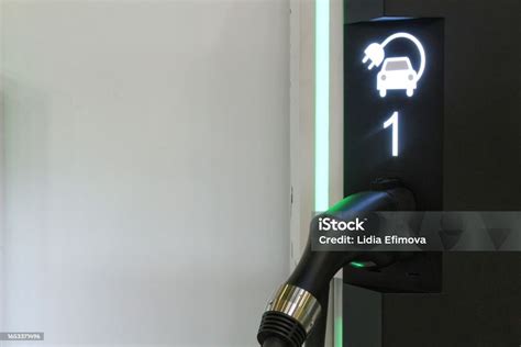 전기 운송을 위한 가정용 충전의 Ev 기술 에코 파워 케이블 공급 플러그가 있는 전기 자동차 충전소 Ev 충전소 녹색 전기 에너지 파란색 연료 전원 가리키기에 대한 스톡