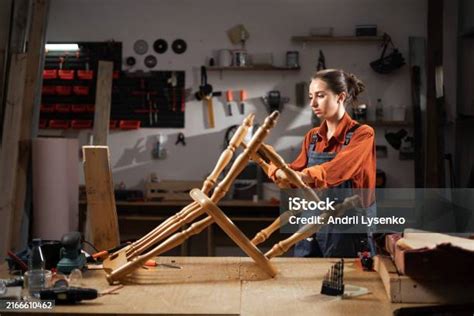 오래된 가구의 개조 및 복원을 위한 중소기업 및 목수 작업장의 개념 젊은 아름 다운 여자 샌딩 특수 스폰지로 나무 의자 25 29세에 대한 스톡 사진 및 기타 이미지