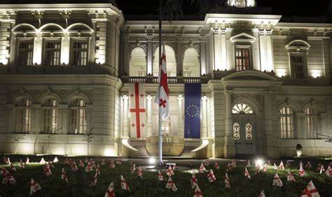 სახელწიფო უწყებების შენობებზე სახელმწიფო დროშები დაუშვეს