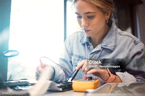 엔지니어 학생 및 여성이 과학 프로젝트를 위해 전자 제품을 수리합니다 전기 계량기로 전기에 대한 마이크로 칩 가제트 또는 회로를