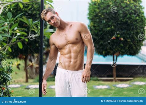 Retrato Del Hombre Atl Tico Atractivo En Los Pantalones Blancos Con El Torso Desnudo Que