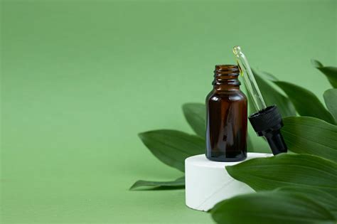 호박색 유리 화장품 병 녹색 배경에 콘크리트 연단 천연 유기농 미용 제품 컨셉 스파 스킨 케어 바디 케어 강단에 대한 스톡 사진 및 기타 이미지 Istock