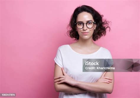 좋은 라운드 투명 안경에 젊은 백인 여자를 보고 계속 손 제기 캐주얼 복장을 입고 핑크 배경 위에 멋진 절연 뭔가 들고 척 거기 보면 컷아웃에 대한 스톡 사진 및 기타