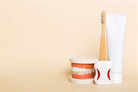 구강 세척제 및 기타 구강 위생 용품을 복사 공간이있는 컬러 테이블 상단보기 플랫 레이 치과 위생 구강 관리 키트 치과 의사 개념 0명에 대한 스톡 사진 및 기타 이미지