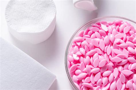 Горячий пленочный воск для процедуры депиляции на белом фоне | Премиум Фото