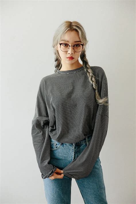 심플하면서도 가볍게 떨어지는 느낌이 너무 예쁜 스트라이프 티셔츠입니다 가벼운 두께감의 코튼 소재로 지금부터 봄 초여름 가을까지 모두 활용하기 좋은 만능 아이템이랍니다