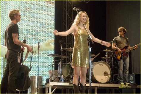 Taylor Swift Single But Still Smiling Photo 1477831 Taylor Swift Photos Just Jared