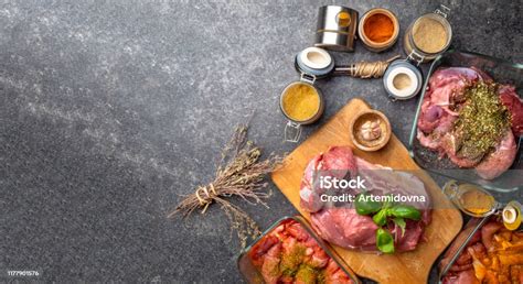 허브 향신료 콘크리트 배경에 소스와 원시 고기의 배너 상단 보기 플랫 레이 건조한에 대한 스톡 사진 및 기타 이미지 건조한 고기 굽기 Istock
