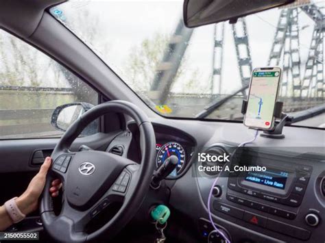 스마트폰 내비게이션 설정으로 차 안에서 본 모습 운전하는 여성 0명에 대한 스톡 사진 및 기타 이미지 0명 Brand Name Smart Phone 거리 Istock
