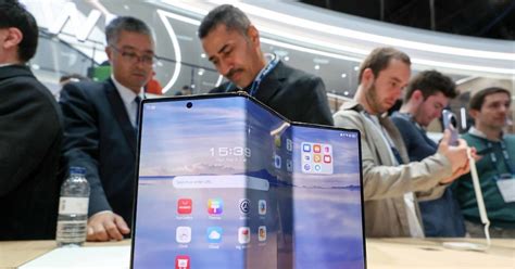 [mwc2025] 시선 붙잡는 트리폴드폰