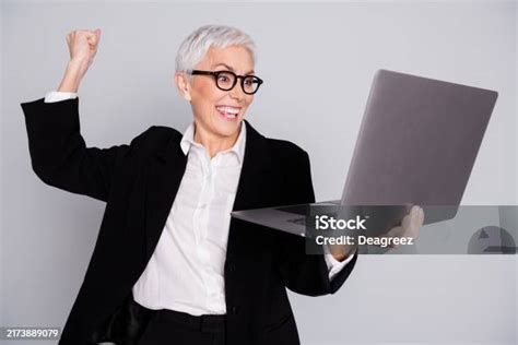 쾌활한 기쁜 화려한 우아한 아가씨 착용 검은 세련된 양복 손 주먹 비명 예 회색 배경에 고립 된 초상화 55 59세에 대한 스톡 사진 및 기타 이미지 Istock