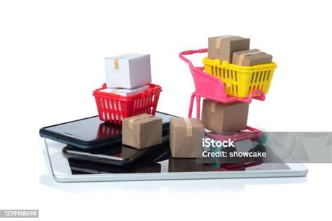 온라인 쇼핑 개념 흰색 배경에 장바구니 또는 장바구니와 작은 상자가있는 스마트 폰 온라인 쇼핑에 대한 스톡 사진 및 기타 이미지