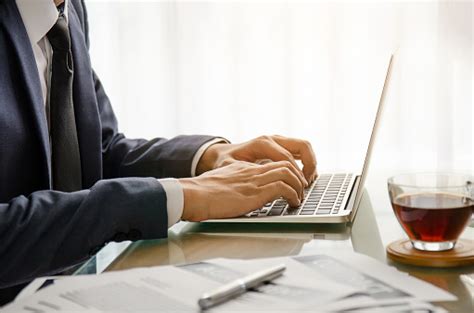 양복과 넥타이 컴퓨터 키보드에 입력 하는 사업가 손 비즈니스 문서 작업 테이블 펜과 커피 아메리카 노에 금융에 대한 스톡 사진 및 기타 이미지 Istock