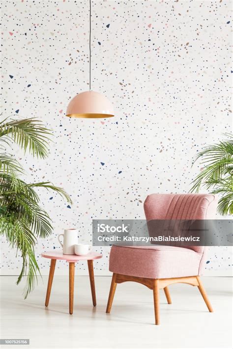 테이블과 식물 패턴된 거실 인테리어의 자 위에 핑크 램프 실제 사진 0명에 대한 스톡 사진 및 기타 이미지 0명 가구 가정의 방 Istock