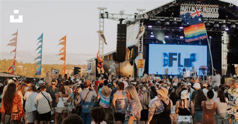 무성한 녹색 들판 위에 서 있는 사람들의 무리 사진 Unsplash의 무료 회색 이미지