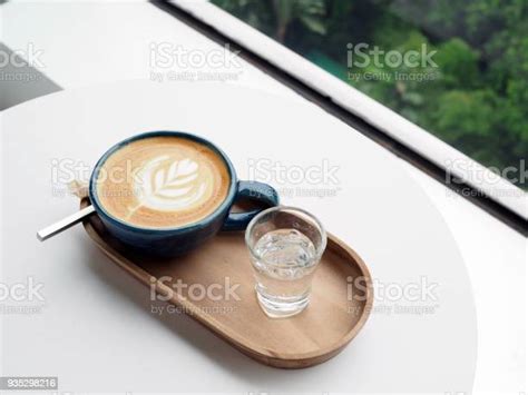라 떼 아트와 뜨거운 커피의 아름 다운 유리 꽃 모양 나무 쟁반에 식 수와 함께 제공 됩니다 0명에 대한 스톡 사진 및 기타