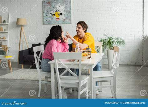 Positieve Jongeman Die Met De Vinger Wijst Stock Afbeelding Image Of
