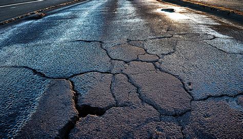비 온 뒤 갈라진 아스팔트 도로 아스팔트 도로 금이 가다 배경 일러스트 및 사진 무료 다운로드 Pngtree