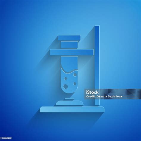 종이 절단 유리 테스트 튜브 플라스크 에 화재 히터 실험 아이콘 파란색 배경에 격리 실험실 장비 종이 아트 스타일입니다 벡터 일러스트레이션 과학에 대한 스톡 벡터 아트 및