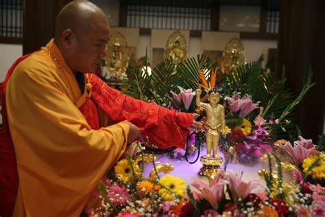 苏州寒山寺浴佛供佛斋僧法会 秋爽方丈引领浴佛祈福