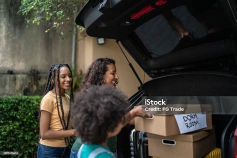 움직이는 상자를 자동차 트렁크에 넣는 어머니와 딸 차에 대한 스톡 사진 및 기타 이미지 차 이주 개념 상자 Istock