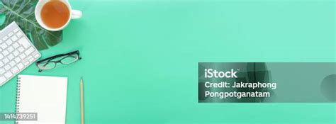 커피 컴퓨터 노트북과 연필 작업 공간을 갖춘 탑 뷰 데스크 워크 테이블의 플랫 레이 최소 녹색 컬러 스프링 톤 개념으로 텍스트