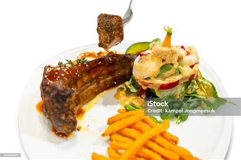 바베큐 소스 감자 및 야채 샐러드를 곁들인 구운 훈제 갈비의 상위 뷰 초점 선택 갈비 음식에 대한 스톡 사진 및 기타 이미지 갈비 음식 감자 요리 고기 Istock