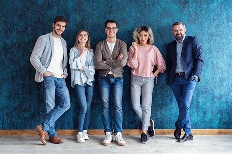 함께 서서 웃고 있는 창의적인 비즈니스 팀의 초상화 스타트업에서 함께 하는 다인종 비즈니스 인재 기업 비즈니스에 대한 스톡 사진 및 기타 이미지 Istock