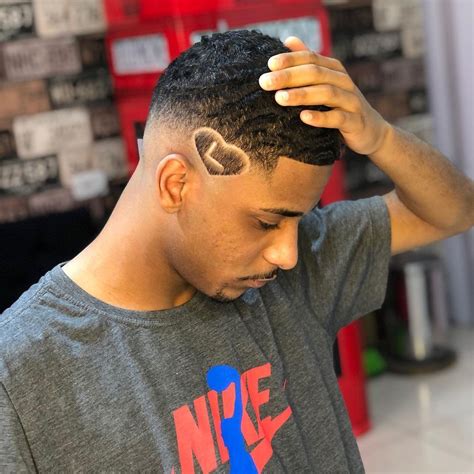 inicial no cabelo masculino