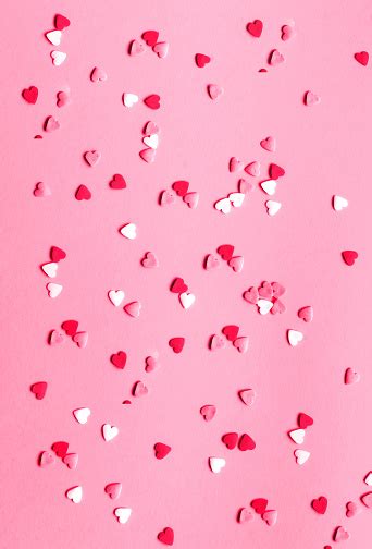 분홍색 배경에 여러 가지 색상의 하트의 형태로 달콤한 장식 발렌타인 템플릿은 인사말 카드 또는 텍스트 디자인을 모의합니다 0명에 대한 스톡 사진 및 기타 이미지 Istock