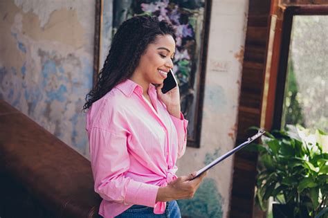 기업 비즈니스 레이디 읽기 클립 보드 통신 전화 착용 셔츠 현대 인테리어 사무실 실내의 초상화 25 29세에 대한 스톡 사진 및 기타 이미지 Istock