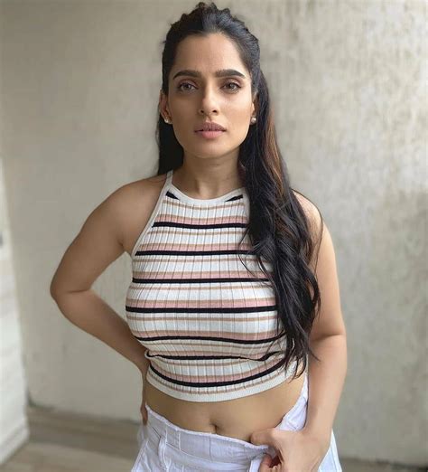 BUSTY PRIYA BAPAT Scrolller