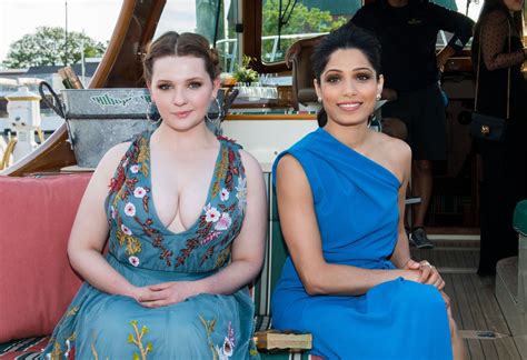 Abigail Breslin Cleavage Photos Thefappening
