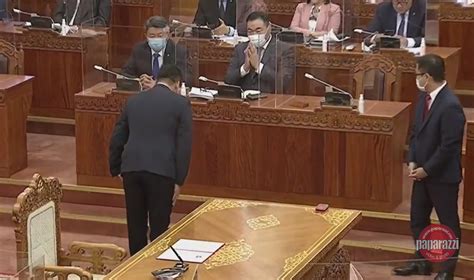 Шинэ гишүүн Ц Идэрбат тангараг өргөх үеэрээ Б Бат Эрдэнэ гишүүнд мэхийж хүндэтгэл үзүүлэв