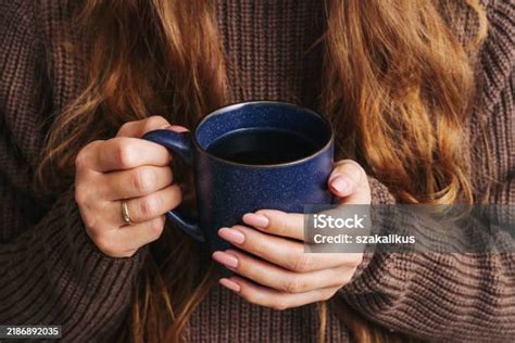머그잔에 뜨거운 커피 어두운 커피의 머그잔을 들고 있는 여자 추운 겨울 릴렉스 배경 모직 스웨터 따뜻한 옷 가을에 대한 스톡 사진 및 기타 이미지 Istock