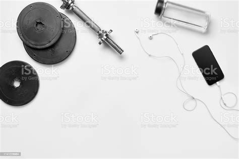 피트 니스 건강 하 고 활동적인 라이프 스타일 개념 덤 벨 물 병 헤드폰을 가진 스마트 폰 흰색 바탕에 피트 니스 팔찌 텍스트의 공간을 복사 합니다 평면도 바로 위에 대한