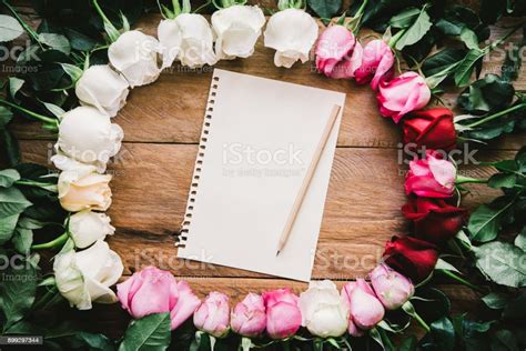 화려한 장미 나무 바닥 종이 당신의 메시지를 작성 하기 위한 공간으로 연필에 줄지어 꽃 나무에 대한 스톡 사진 및 기타 이미지 꽃 나무 꽃 식물 낮 Istock