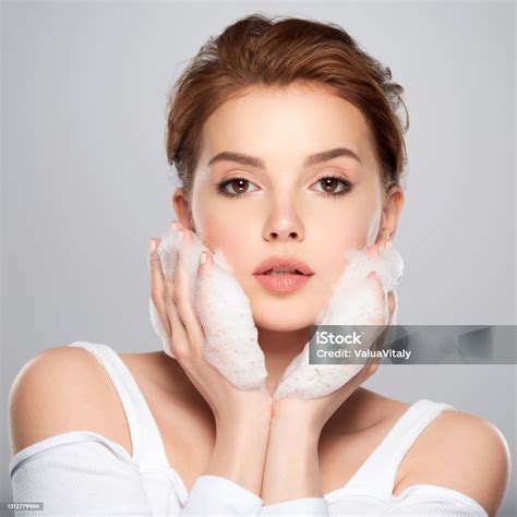 완벽한 건강한 피부를 가진 젊은 백인 여성의 아름다운 얼굴 고립 예쁜 흰색 모델 배려 의 얼굴 스킨 케어 컨셉 소녀는 그녀의 얼굴을 촉촉하게 비누 거품 거리 여자 20 24