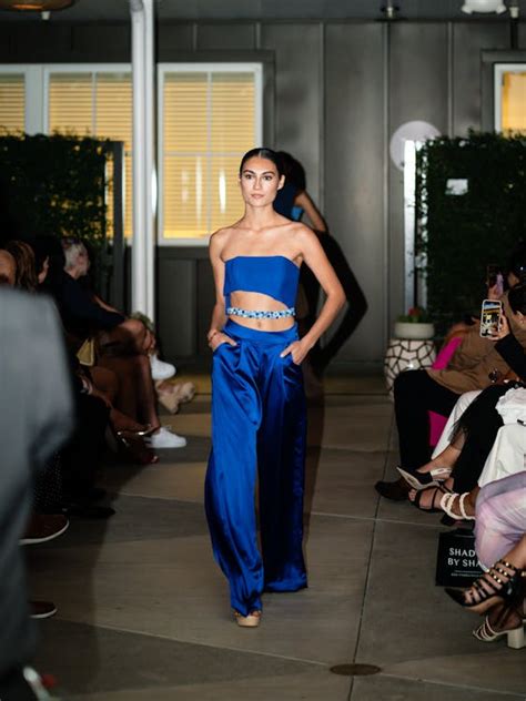 실내 걷고 있는 꾸뛰르 디자이너 라벨 디자이너 쇼케이스 디자이너 의류 럭셔리 패션 런웨이 매혹적인 모델 보그 성능 스타일 스타일리쉬한 앙상블